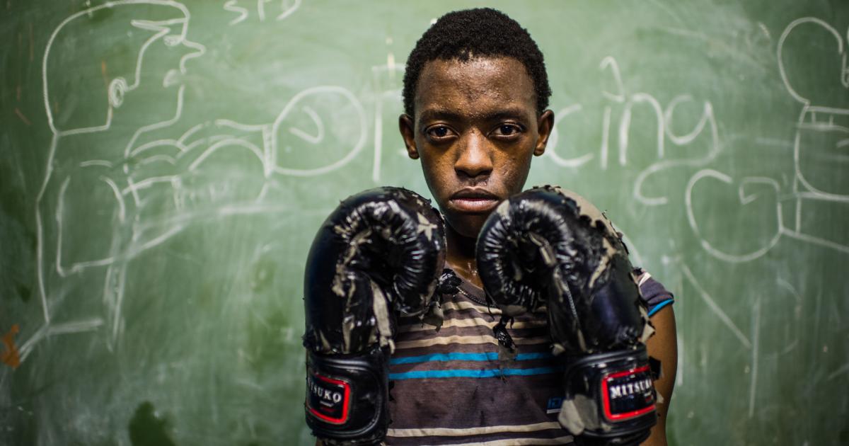 The boxing cop fighting for kids in his community | Beautiful News